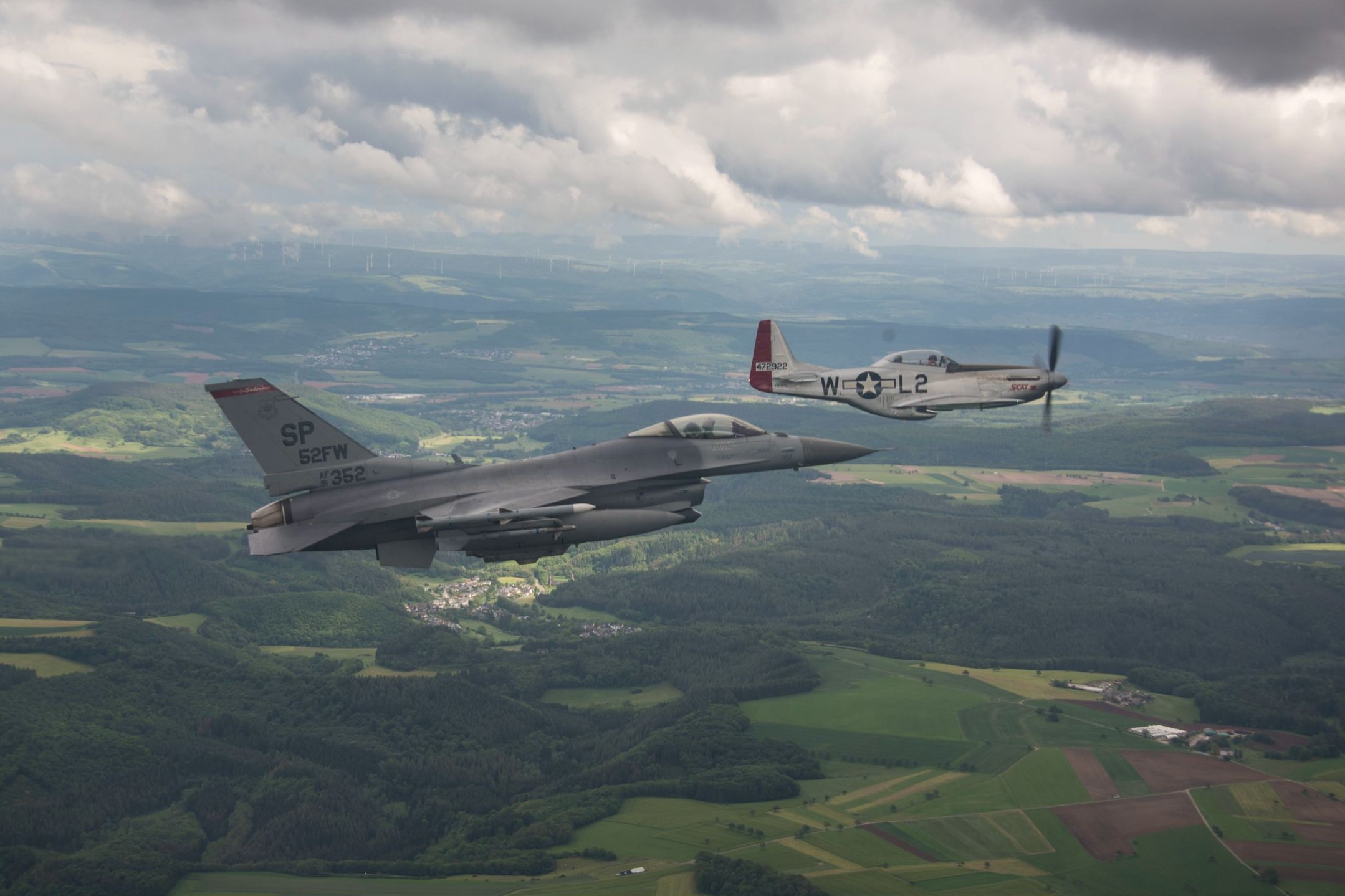 Pic of the Day: P-51 Mustang and F-16C Fighting Falcon | SOFREP